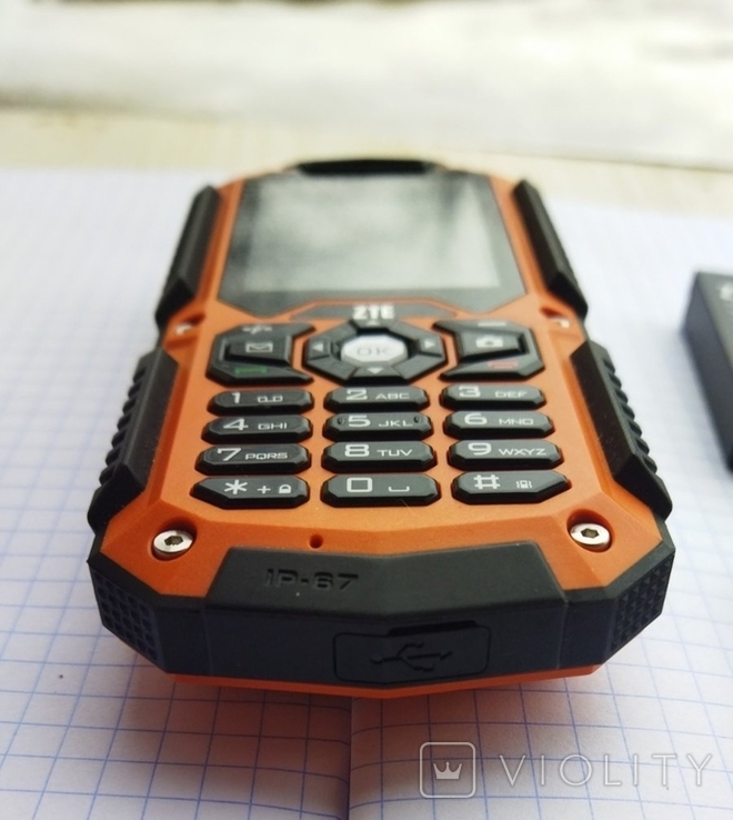 Защищенный мобильный телефон ZTE R28. Новый с тремя аккамуляторами ...